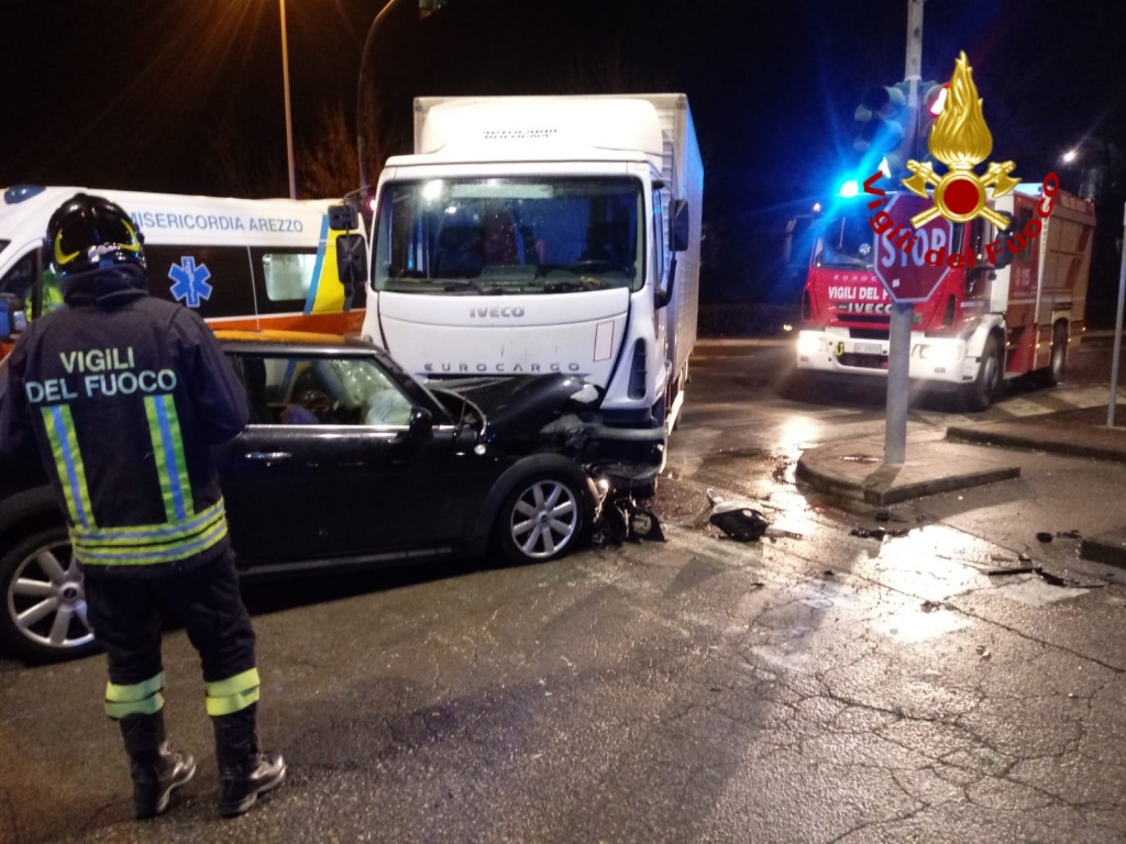 Scontro tra un'auto e un furgone, una persona ferita :: Cronaca | Arezzo24 Scontro tra un'auto e un furgone, una persona ferita :: Cronaca | Arezzo24